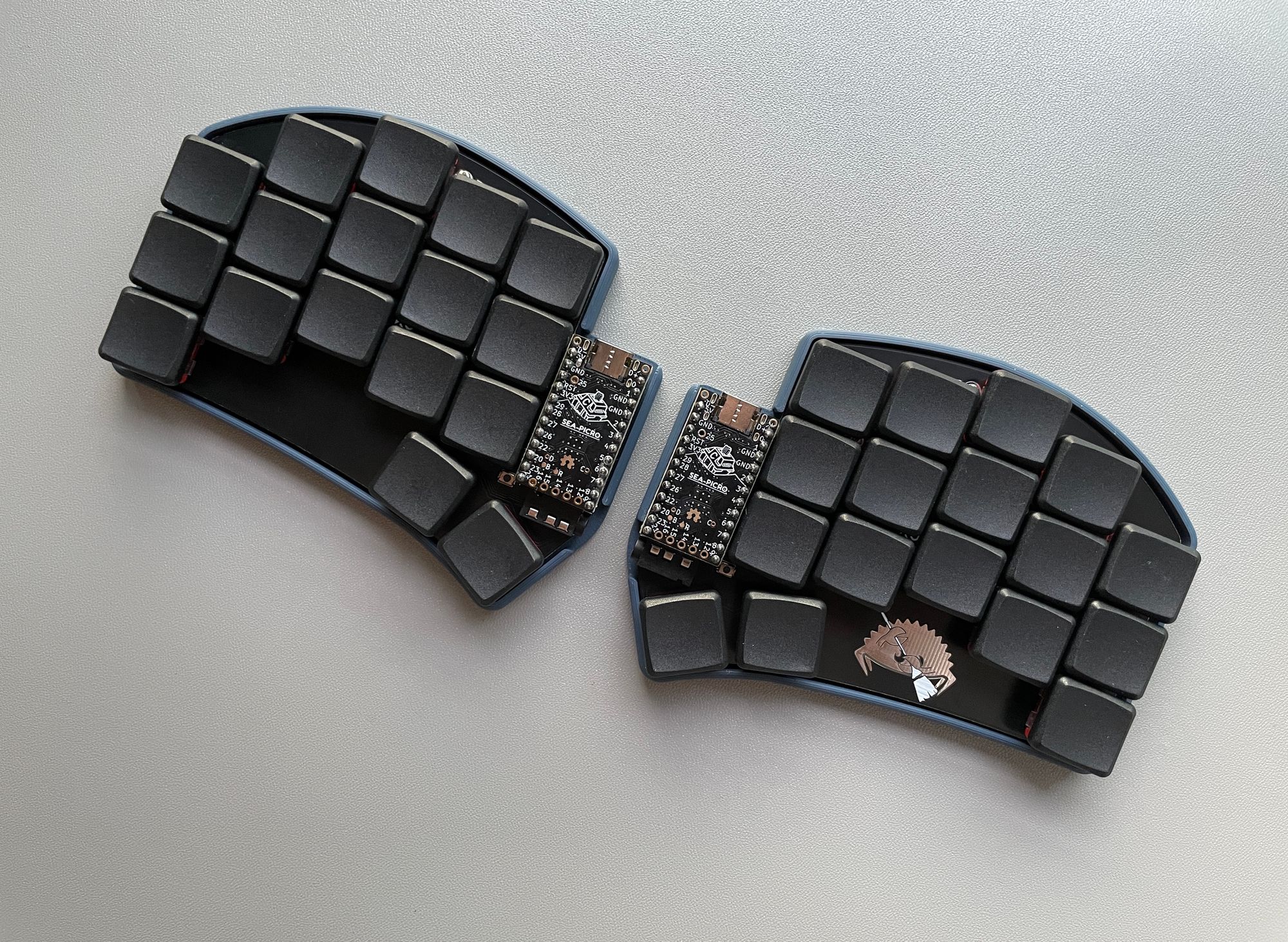 Low Profile Ferris Sweep v2.2 with Custom Case and MBK Keycaps