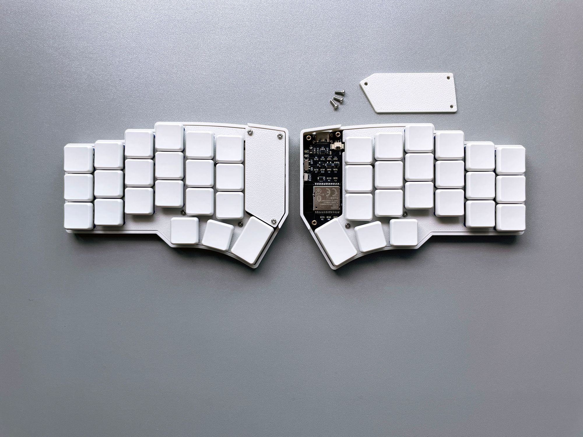 The All White Wireless Dao Choc BLE Split Keyboard